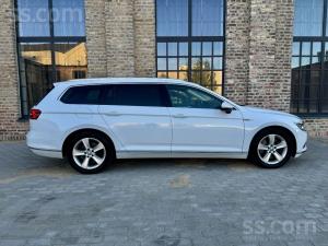 White Volkswagen Passat B8 2015 in Riga, with an engine capacity of 2.00 L and mileage of 314 thousand km for 7700 €, photo 7 on AUTOMOTO.COM.LV