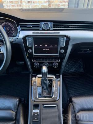 White Volkswagen Passat B8 2015 in Riga, with an engine capacity of 2.00 L and mileage of 314 thousand km for 7700 €, photo 10 on AUTOMOTO.COM.LV