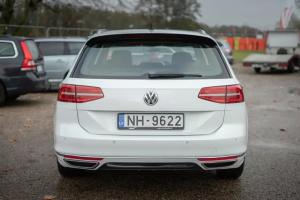 White Volkswagen Passat B8 2015 in Liepaja, with an engine capacity of 1.60 L and mileage of 329 thousand km for 12850 €, photo 4 on AUTOMOTO.COM.LV