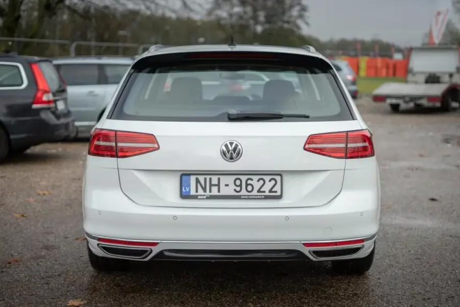 White Volkswagen Passat B8 2015 in Liepaja, with an engine capacity of 1.60 L and mileage of 329 thousand km for 12850 €, photo 4 on AUTOMOTO.COM.LV