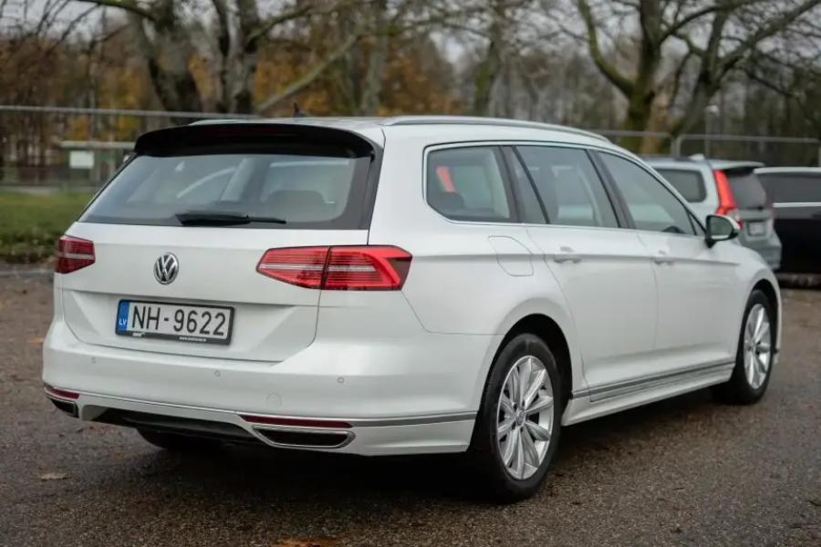 White Volkswagen Passat B8 2015 in Liepaja, with an engine capacity of 1.60 L and mileage of 329 thousand km for 12850 €, photo 5 on AUTOMOTO.COM.LV