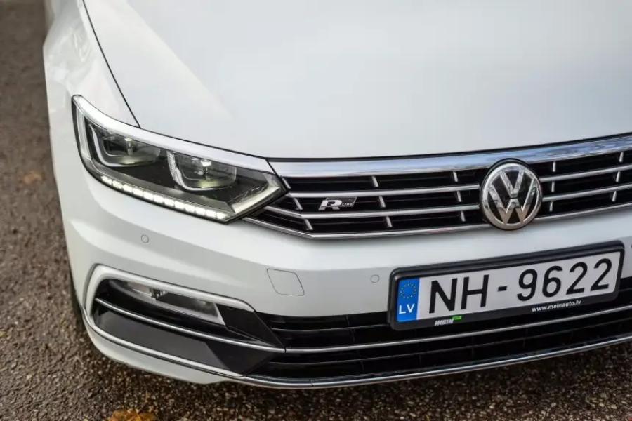 White Volkswagen Passat B8 2015 in Liepaja, with an engine capacity of 1.60 L and mileage of 329 thousand km for 12850 €, photo 8 on AUTOMOTO.COM.LV