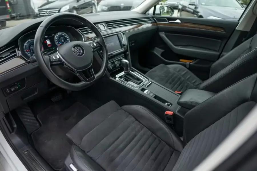 White Volkswagen Passat B8 2015 in Liepaja, with an engine capacity of 1.60 L and mileage of 329 thousand km for 12850 €, photo 10 on AUTOMOTO.COM.LV