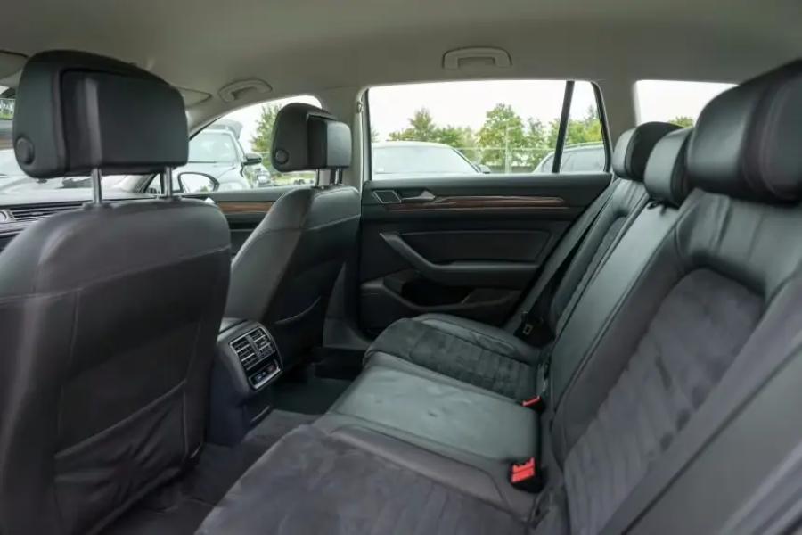 White Volkswagen Passat B8 2015 in Liepaja, with an engine capacity of 1.60 L and mileage of 329 thousand km for 12850 €, photo 11 on AUTOMOTO.COM.LV