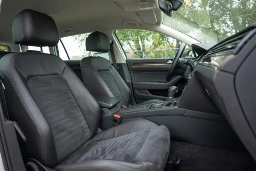 White Volkswagen Passat B8 2015 in Liepaja, with an engine capacity of 1.60 L and mileage of 329 thousand km for 12850 €, photo 12 on AUTOMOTO.COM.LV