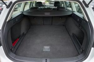 White Volkswagen Passat B8 2015 in Liepaja, with an engine capacity of 1.60 L and mileage of 329 thousand km for 12850 €, photo 13 on AUTOMOTO.COM.LV