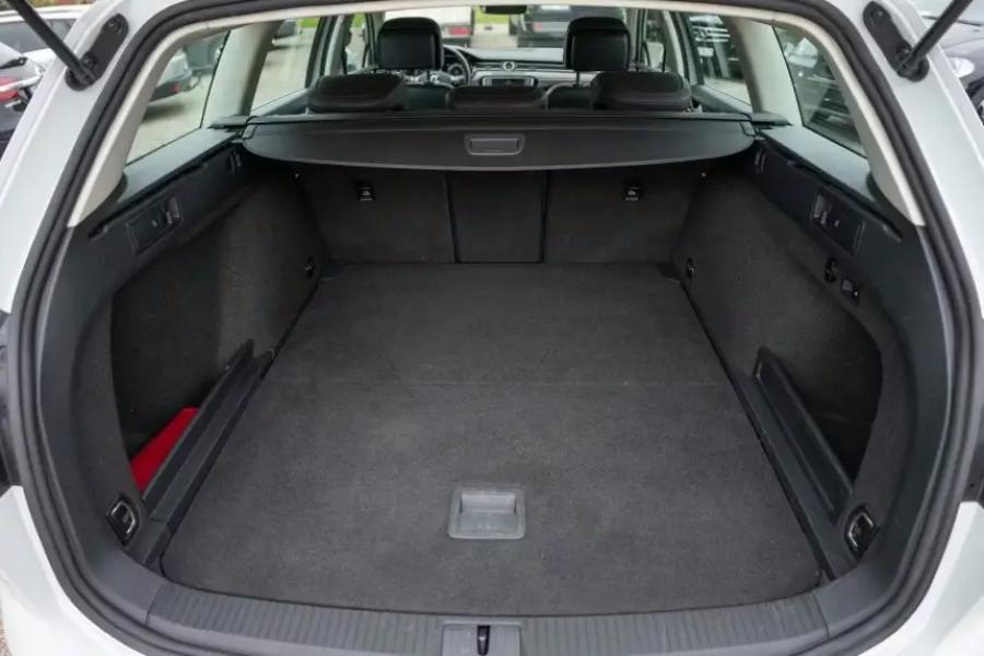 White Volkswagen Passat B8 2015 in Liepaja, with an engine capacity of 1.60 L and mileage of 329 thousand km for 12850 €, photo 13 on AUTOMOTO.COM.LV