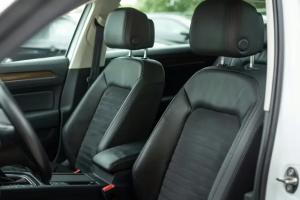White Volkswagen Passat B8 2015 in Liepaja, with an engine capacity of 1.60 L and mileage of 329 thousand km for 12850 €, photo 16 on AUTOMOTO.COM.LV