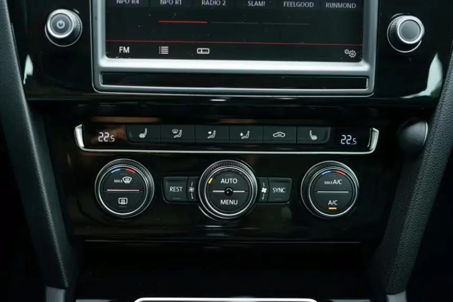 White Volkswagen Passat B8 2015 in Liepaja, with an engine capacity of 1.60 L and mileage of 329 thousand km for 12850 €, photo 20 on AUTOMOTO.COM.LV
