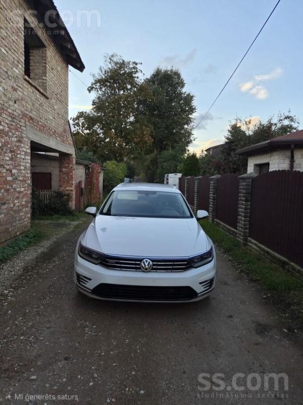 Volkswagen Passat B8 2016 in Liepaja on AUTOMOTO.COM.LV White Volkswagen Passat B8 2016 in Liepaja, with an engine capacity of 1.40 L and mileage of 240 thousand km for 10499 €, photo 3 on AUTOMOTO.COM.LV