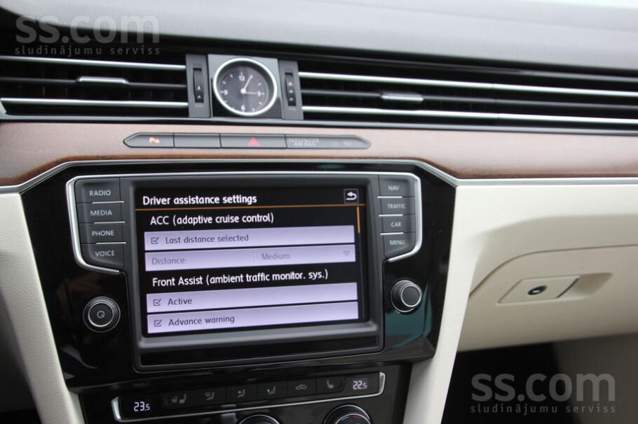 White Volkswagen Passat B8 2016 in Tukums, with an engine capacity of 2.00 L and mileage of 230 thousand km for 10500 €, photo 22 on AUTOMOTO.COM.LV