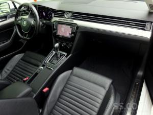 White Volkswagen Passat B8 2017 in Riga, with an engine capacity of 2.00 L and mileage of 241 thousand km for 10900 €, photo 9 on AUTOMOTO.COM.LV