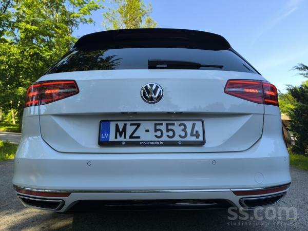 White Volkswagen Passat B8 2017 in Riga, with an engine capacity of 2.00 L and mileage of 244 thousand km for 12500 €, photo 2 on AUTOMOTO.COM.LV
