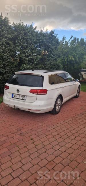 White Volkswagen Passat B8 2017 in Riga, with an engine capacity of 2.00 L and mileage of 260 thousand km for 9495 €, photo 4 on AUTOMOTO.COM.LV