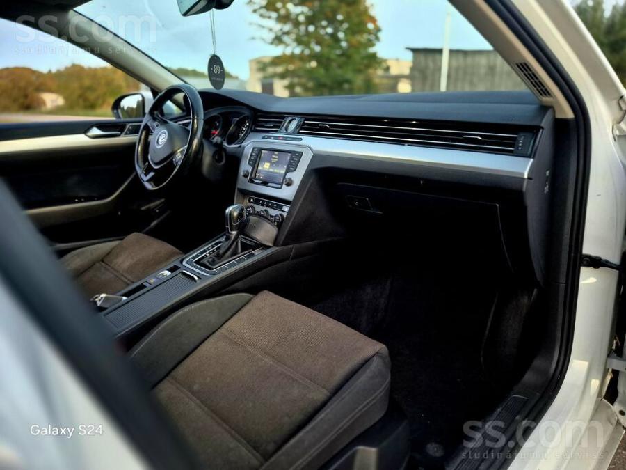 White Volkswagen Passat B8 2017 in Tukums, with an engine capacity of 1.60 L and mileage of 378 thousand km for 8999 €, photo 13 on AUTOMOTO.COM.LV