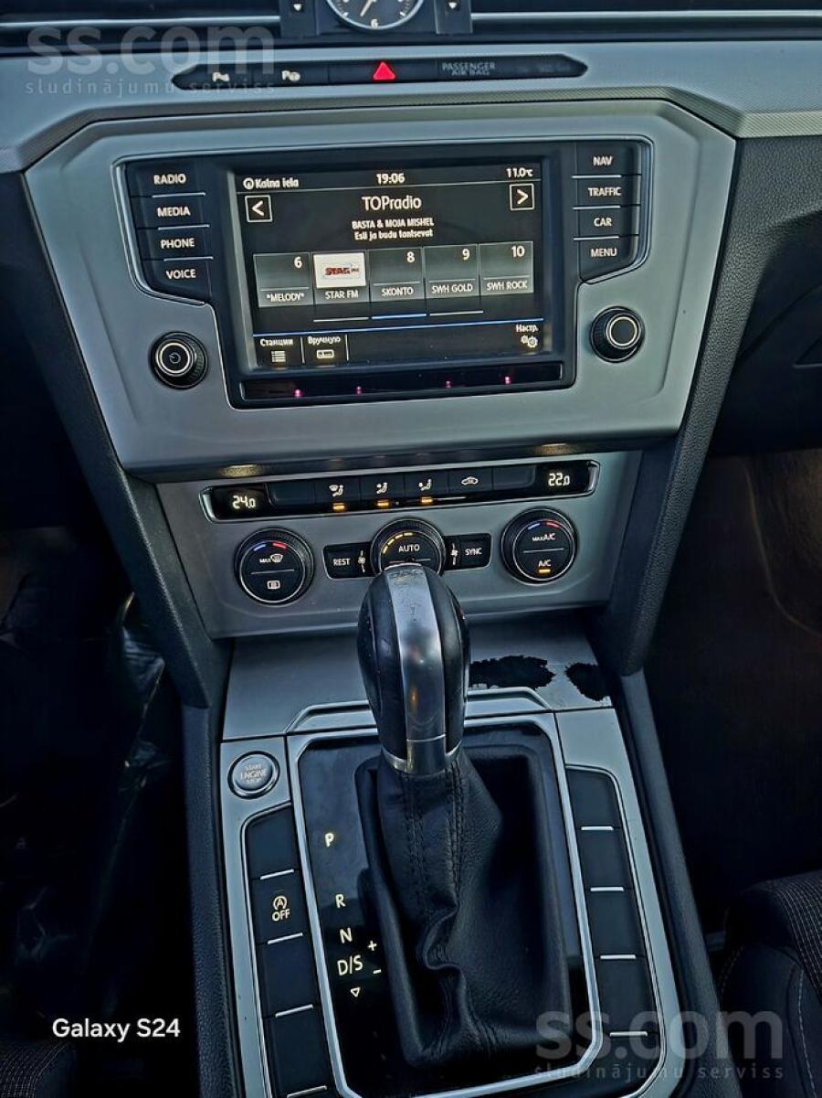 White Volkswagen Passat B8 2017 in Tukums, with an engine capacity of 1.60 L and mileage of 378 thousand km for 8999 €, photo 14 on AUTOMOTO.COM.LV