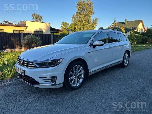 White Volkswagen Passat B8 2018 in Riga, with an engine capacity of 1.40 L and mileage of 194 thousand km for 11300 €, photo 3 on AUTOMOTO.COM.LV