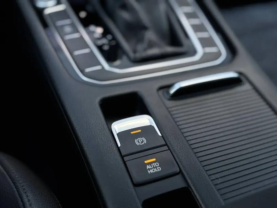 Balts Volkswagen Passat B8 2019 Rīga, ar dzinēja tilpumu 2.00 L un nobraukumu 178 tūkst. km par 16300 €, foto 17 vietnē AUTOMOTO.COM.LV