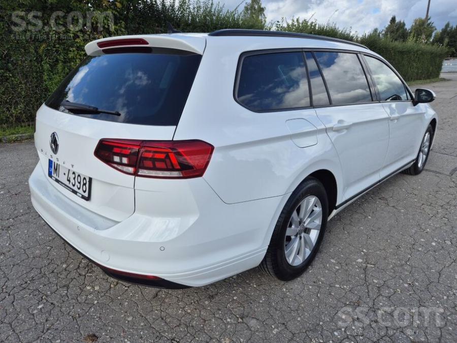 White Volkswagen Passat B8 2019 in Jelgava, with an engine capacity of 1.60 L and mileage of 101 thousand km for 15900 €, photo 4 on AUTOMOTO.COM.LV