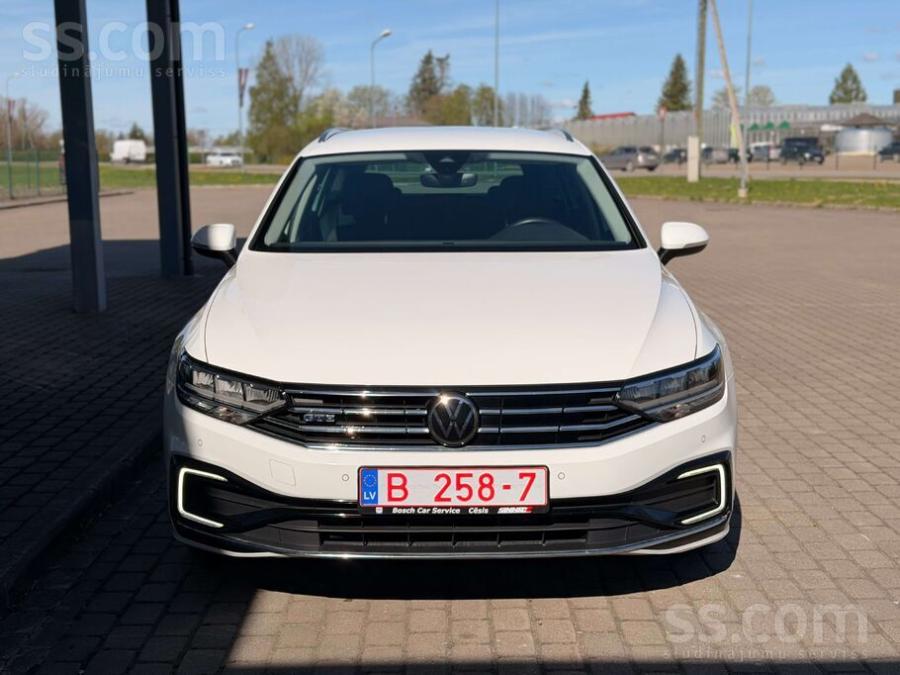 White Volkswagen Passat B8 2020 in Cesis, with an engine capacity of 1.40 L and mileage of 128 thousand km for 17500 €, photo 1 on AUTOMOTO.COM.LV