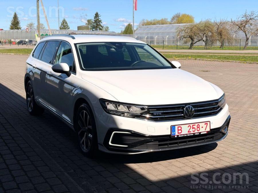 White Volkswagen Passat B8 2020 in Cesis, with an engine capacity of 1.40 L and mileage of 128 thousand km for 17500 €, photo 3 on AUTOMOTO.COM.LV
