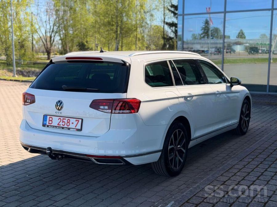 White Volkswagen Passat B8 2020 in Cesis, with an engine capacity of 1.40 L and mileage of 128 thousand km for 17500 €, photo 4 on AUTOMOTO.COM.LV