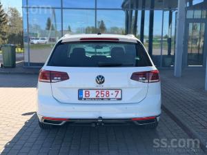 White Volkswagen Passat B8 2020 in Cesis, with an engine capacity of 1.40 L and mileage of 128 thousand km for 17500 €, photo 5 on AUTOMOTO.COM.LV