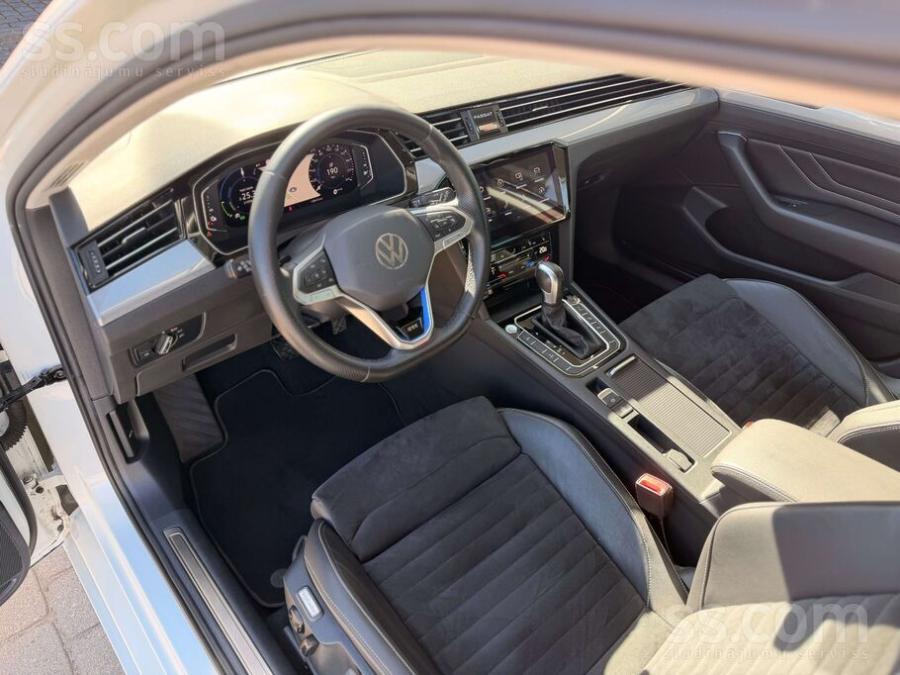 White Volkswagen Passat B8 2020 in Cesis, with an engine capacity of 1.40 L and mileage of 128 thousand km for 17500 €, photo 9 on AUTOMOTO.COM.LV