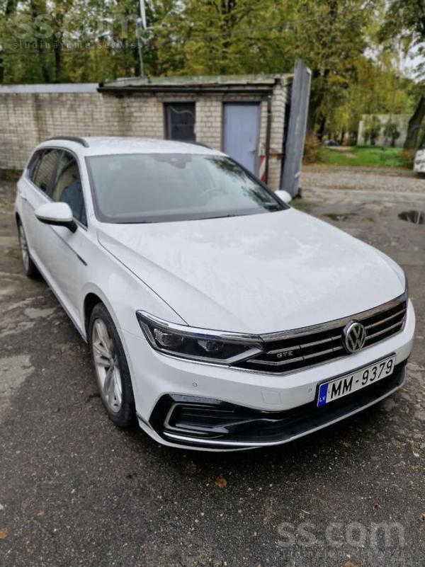 White Volkswagen Passat B8 2020 in Riga, with an engine capacity of 1.40 L and mileage of 120 thousand km for 17750 €, photo 1 on AUTOMOTO.COM.LV
