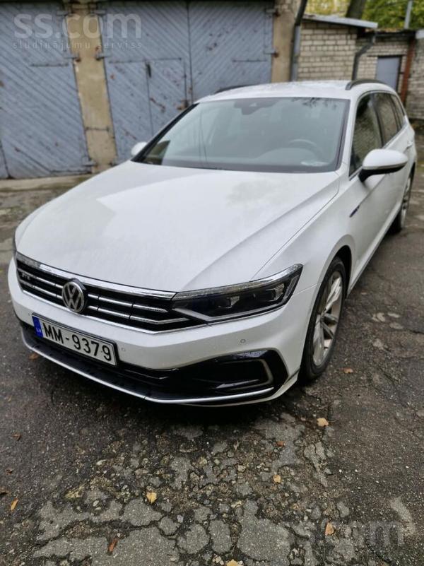 White Volkswagen Passat B8 2020 in Riga, with an engine capacity of 1.40 L and mileage of 120 thousand km for 17750 €, photo 3 on AUTOMOTO.COM.LV