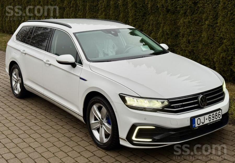 White Volkswagen Passat B8 2021 in Riga, with an engine capacity of 1.40 L and mileage of 178 thousand km for 16700 €, photo 2 on AUTOMOTO.COM.LV