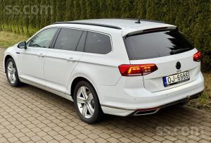 White Volkswagen Passat B8 2021 in Riga, with an engine capacity of 1.40 L and mileage of 178 thousand km for 16700 €, photo 7 on AUTOMOTO.COM.LV