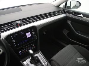 White Volkswagen Passat B8 2021 in Vilnius, with an engine capacity of 2.00 L and mileage of 205 thousand km for 15799 €, photo 21 on AUTOMOTO.COM.LV