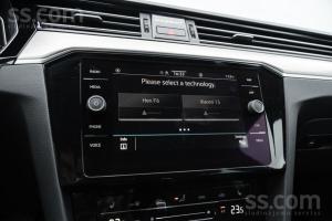 Balts Volkswagen Passat B8 2023 Rīga, ar dzinēja tilpumu 2.00 L un nobraukumu 140 tūkst. km par 23500 €, foto 28 vietnē AUTOMOTO.COM.LV