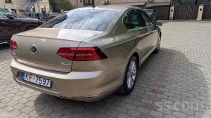 Yellow Volkswagen Passat B8 2016 in Riga, with an engine capacity of 1.80 L and mileage of 158 thousand km for 13900 €, photo 5 on AUTOMOTO.COM.LV