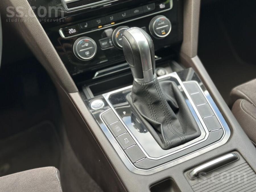 Yellow Volkswagen Passat B8 2016 in Riga, with an engine capacity of 1.80 L and mileage of 149 thousand km for 12300 €, photo 9 on AUTOMOTO.COM.LV