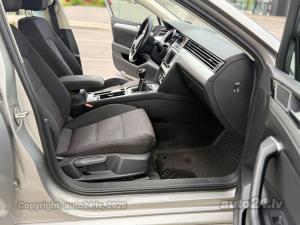 Beige Volkswagen Passat 2016 in Tallinn, with an engine capacity of 2.00 L and mileage of 325 thousand km for 8699 €, photo 11 on AUTOMOTO.COM.LV