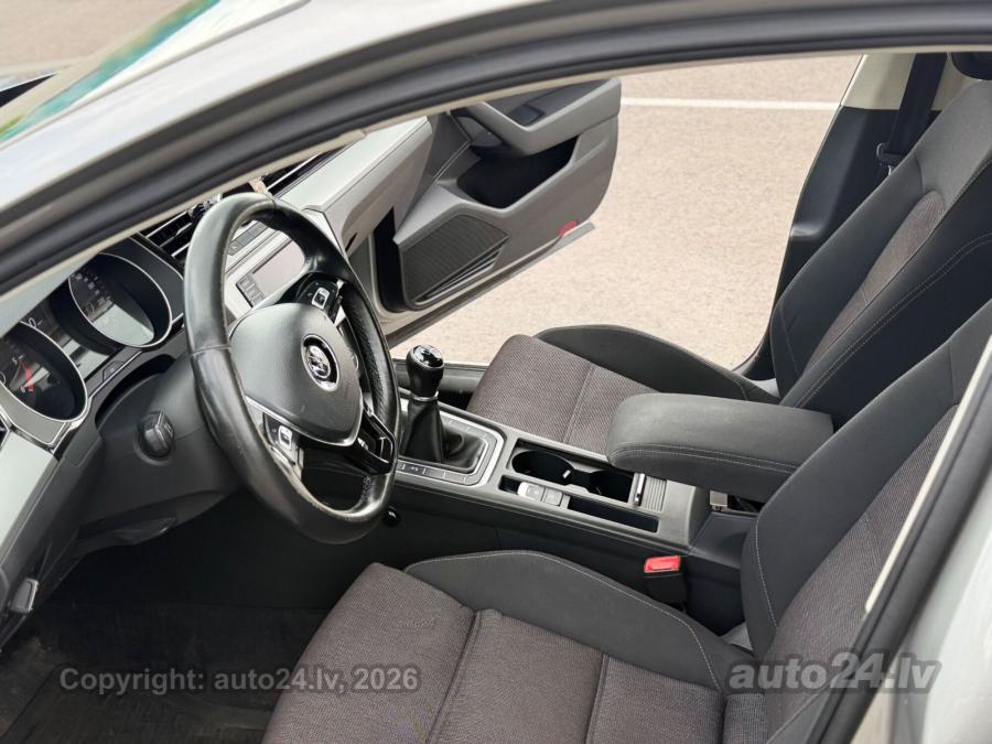 Beige Volkswagen Passat 2016 in Tallinn, with an engine capacity of 2.00 L and mileage of 325 thousand km for 8699 €, photo 13 on AUTOMOTO.COM.LV