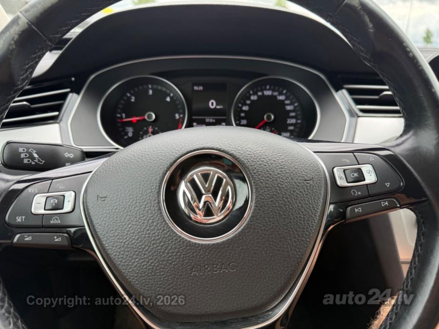 Beige Volkswagen Passat 2016 in Tallinn, with an engine capacity of 2.00 L and mileage of 325 thousand km for 8699 €, photo 16 on AUTOMOTO.COM.LV