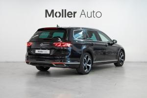 Black Volkswagen Passat 2022 in Vilnius, with an engine capacity of 2.00 L and mileage of 140 thousand km for 23900 €, photo 4 on AUTOMOTO.COM.LV