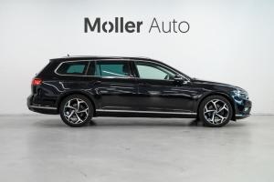 Black Volkswagen Passat 2022 in Vilnius, with an engine capacity of 2.00 L and mileage of 140 thousand km for 23900 €, photo 5 on AUTOMOTO.COM.LV