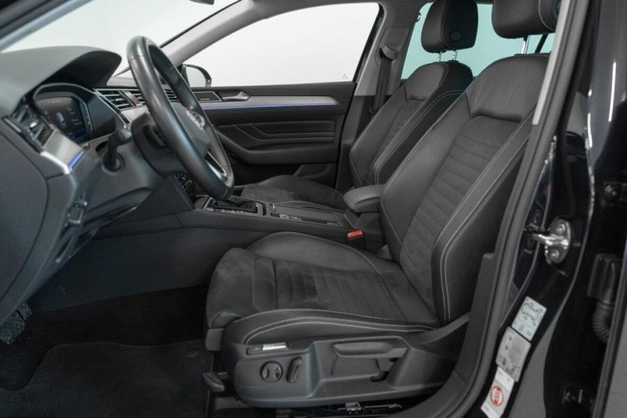 Black Volkswagen Passat 2022 in Vilnius, with an engine capacity of 2.00 L and mileage of 140 thousand km for 23900 €, photo 8 on AUTOMOTO.COM.LV