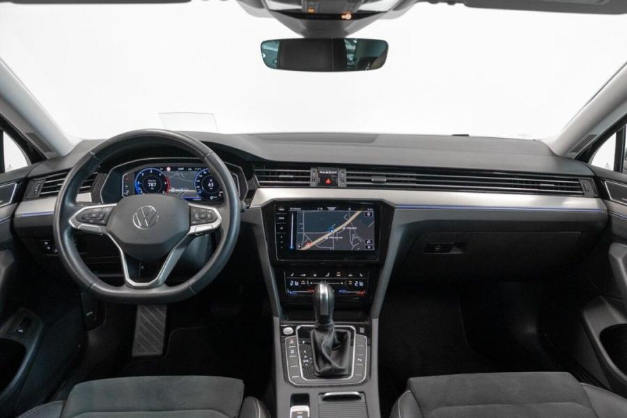 Black Volkswagen Passat 2022 in Vilnius, with an engine capacity of 2.00 L and mileage of 140 thousand km for 23900 €, photo 9 on AUTOMOTO.COM.LV