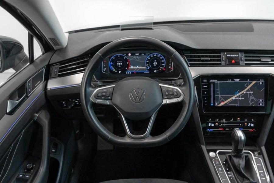 Black Volkswagen Passat 2022 in Vilnius, with an engine capacity of 2.00 L and mileage of 140 thousand km for 23900 €, photo 10 on AUTOMOTO.COM.LV