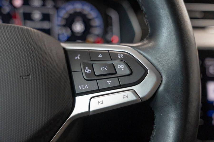 Black Volkswagen Passat 2022 in Vilnius, with an engine capacity of 2.00 L and mileage of 140 thousand km for 23900 €, photo 11 on AUTOMOTO.COM.LV