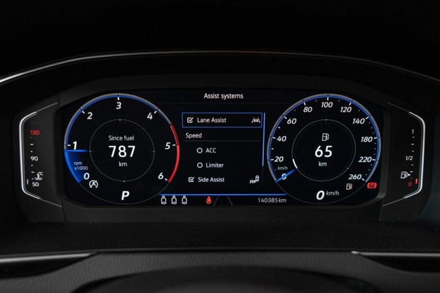 Black Volkswagen Passat 2022 in Vilnius, with an engine capacity of 2.00 L and mileage of 140 thousand km for 23900 €, photo 12 on AUTOMOTO.COM.LV