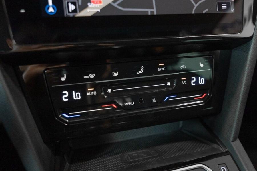 Black Volkswagen Passat 2022 in Vilnius, with an engine capacity of 2.00 L and mileage of 140 thousand km for 23900 €, photo 20 on AUTOMOTO.COM.LV