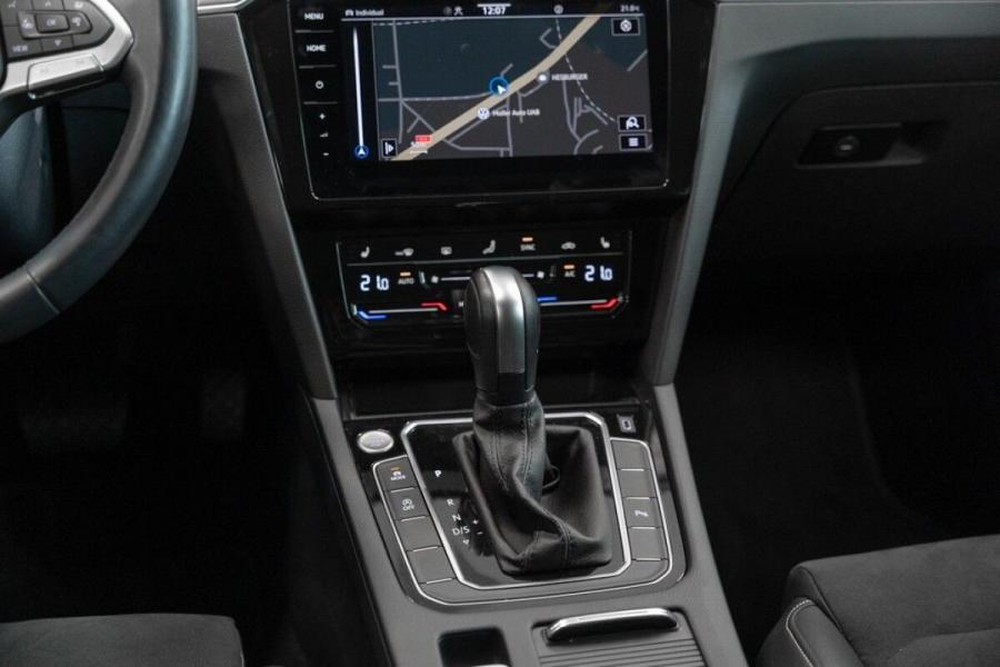 Black Volkswagen Passat 2022 in Vilnius, with an engine capacity of 2.00 L and mileage of 140 thousand km for 23900 €, photo 21 on AUTOMOTO.COM.LV