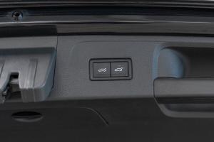Black Volkswagen Passat 2022 in Vilnius, with an engine capacity of 2.00 L and mileage of 140 thousand km for 23900 €, photo 25 on AUTOMOTO.COM.LV