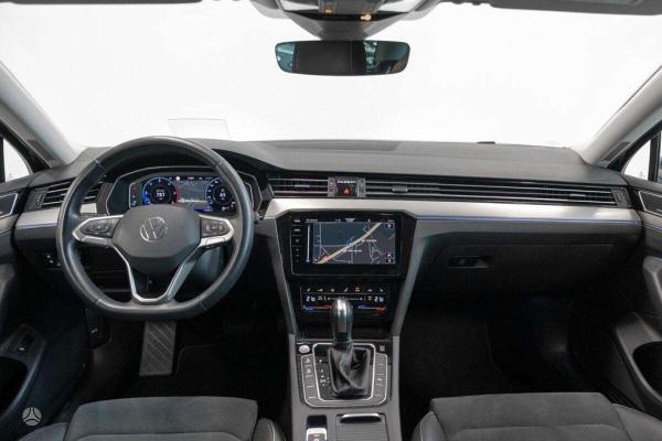 Black Volkswagen Passat 2022 in Vilnius, with an engine capacity of 2.00 L and mileage of 140 thousand km for 23900 €, photo 8 on AUTOMOTO.COM.LV